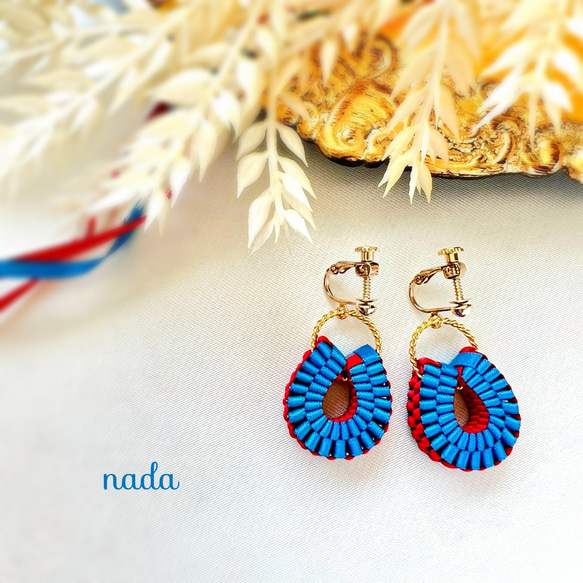 リボンでできた馬蹄モチーフのピアス/イヤリング変更可/エーゲ海ブルー×レッド ピアス（フック・チェーン） nada 通販 10021181 ...