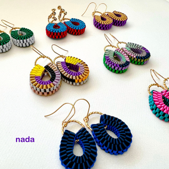 リボンでできた馬蹄モチーフのピアス/イヤリング変更可/エーゲ海ブルー×レッド ピアス（フック・チェーン） nada 通販 10021181 ...