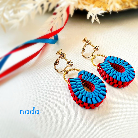 リボンでできた馬蹄モチーフのピアス/イヤリング変更可/エーゲ海ブルー×レッド ピアス（フック・チェーン） nada 通販 10021181 ...