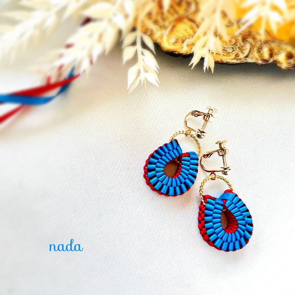 リボンでできた馬蹄モチーフのピアス/イヤリング変更可/エーゲ海ブルー×レッド ピアス（フック・チェーン） nada 通販 10021181 ...