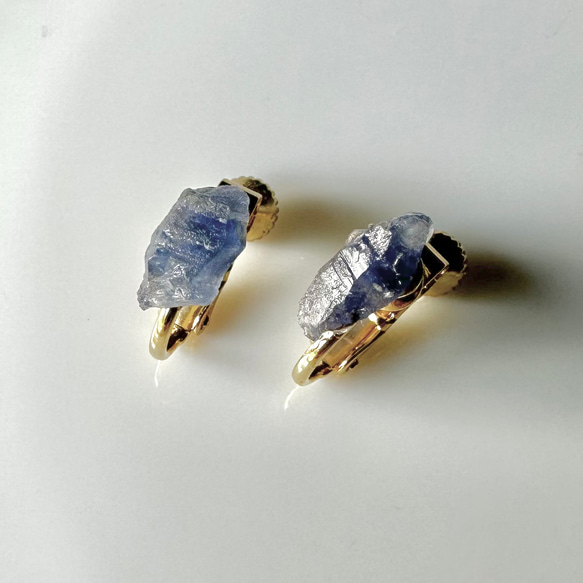 スリランカ産サファイア原石のイヤリング イヤリング・ノンホールピアス kag 通販｜Creema(クリーマ) 10283575