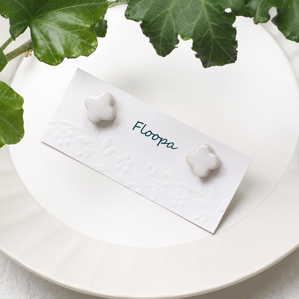 耳元に咲く、和の彩り。美濃焼お花ピアス／イヤリング（ホワイト） ※金具の変更可能 ピアス（スタッド・一粒） Floopa 通販 ...