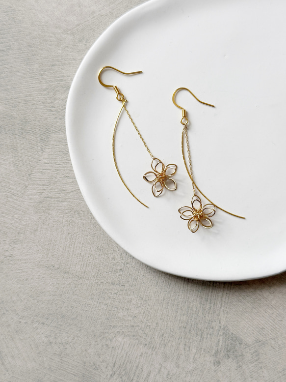 luccaplus* ワイヤーフラワーのスイングロングピアス/イヤリング ピアス（フック・チェーン） luccaplus 通販 10424621｜Creema(クリーマ)