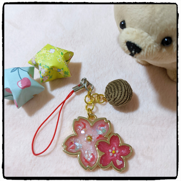 NO.38 // 春に咲く可憐な花､桜レジンキーチェーン 携帯ストラップ Lumiwanag 通販｜Creema(クリーマ) 10504961