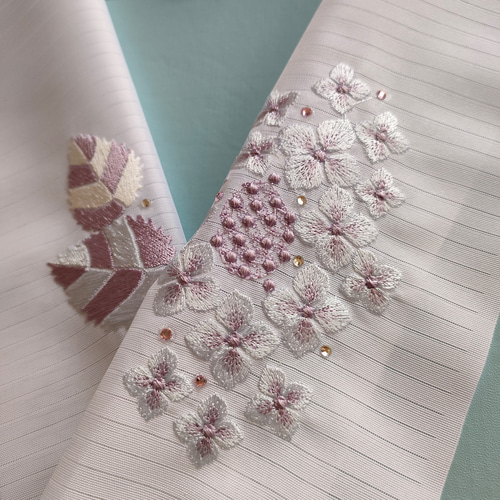 夏の半衿 仕分ける アンティーク日本刺繍 紫陽花に舞う黒アゲハ 夏の半衿 仕分ける アンティーク日本刺繍 紫陽花に舞う黒アゲハ