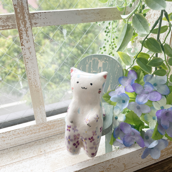 紫陽花のわこねこ陶人形/陶人形 猫 置物 パール彩 アジサイ その他置物 waco ＊ neco 通販 12066100｜Creema(クリーマ)