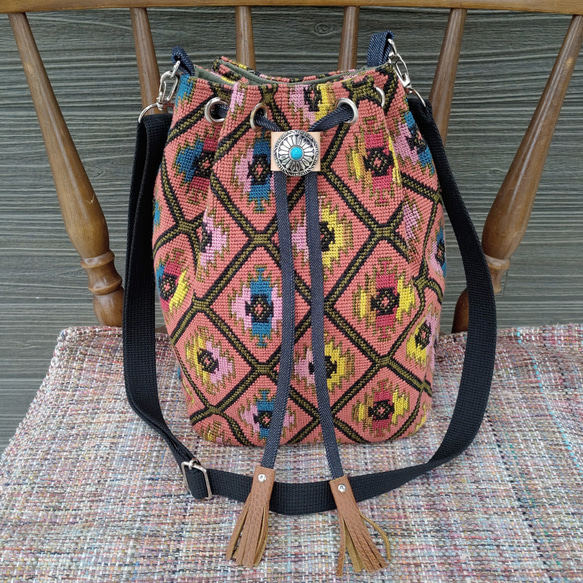 マルチカラーのオルテガ柄 しっかりした素材感のラグ生地使用 巾着型ショルダーバッグ ミディアムサイズ コンチョ付き 巾着バッグ moko 通販 ...