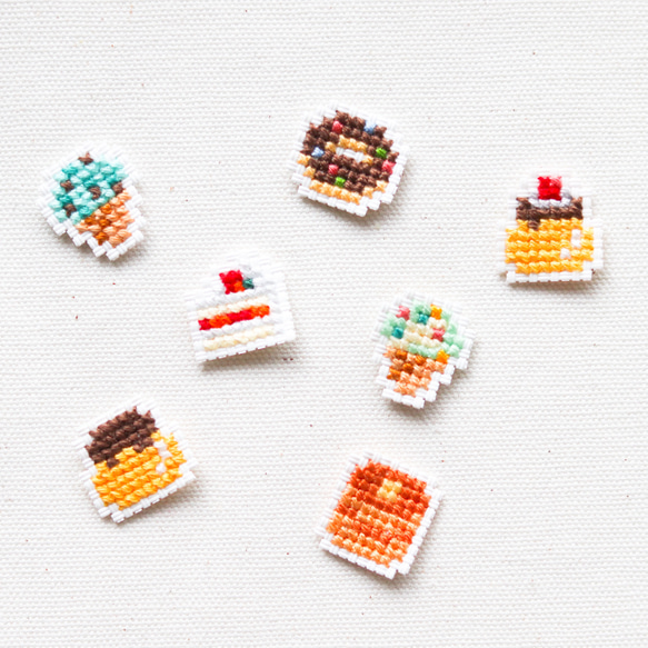 スイーツのクロスステッチミニワッペン ワッペン・アップリケ momonohana（もものはな） 通販 12574978｜Creema(クリーマ)