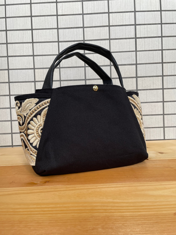 刺繍リボンシリーズ よくばりサイドポケット Mサイズ モカ NO.623 ハンドバッグ ココチコ 通販 12588151｜Creema(クリーマ)