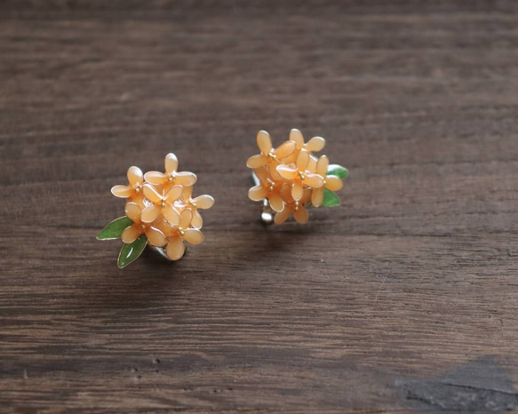 秋の匂い♡金木犀のスタッド型ピアス/イヤリング ピアス（スタッド・一粒） plump 通販 12589277｜Creema(クリーマ)