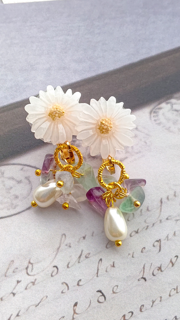 白いコスモスのイヤリング イヤリング・ノンホールピアス milk tea 通販 12652772｜Creema(クリーマ)