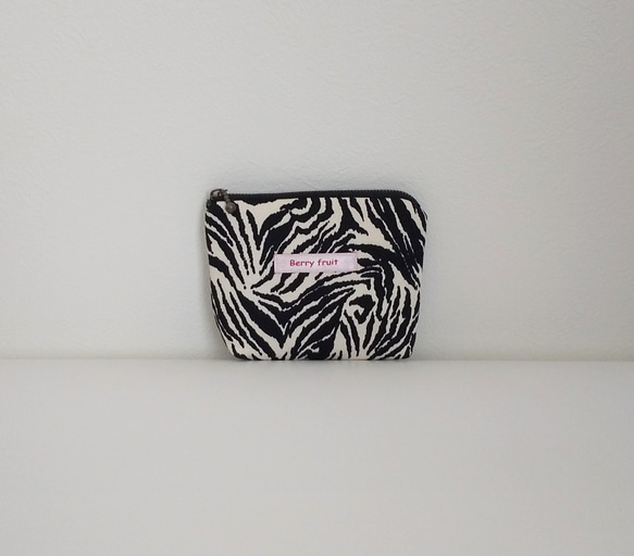 虎柄ポーチ 白黒 小銭入れ・コインケース Berry fruit 通販 12656327｜Creema(クリーマ)
