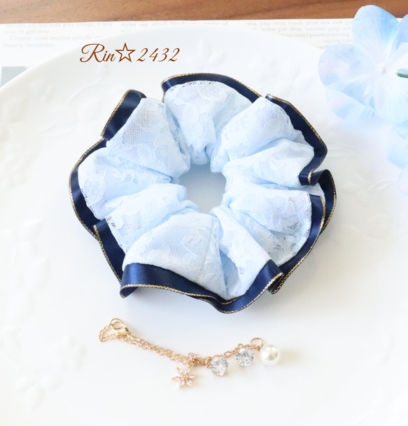 【レース&シフォン】大人可愛いサテンリボン付きのシュシュ☆サックス/紺色(キュービックジルコニアのチャーム付) シュシュ Rin☆2432 ...