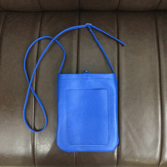 牛革なのに軽いサコッシュ♪限定色ロイヤルブルー ショルダーバッグ パール ベリー 通販 12733446｜Creema(クリーマ)