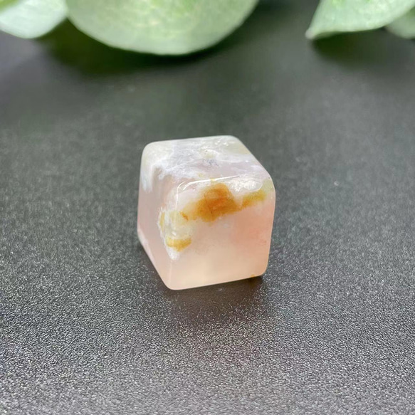 桜瑪瑙 キューブ型パーツ 貫通穴あり 桜メノウ 天然石 天然石 cometstone 通販 13105645｜Creema(クリーマ)
