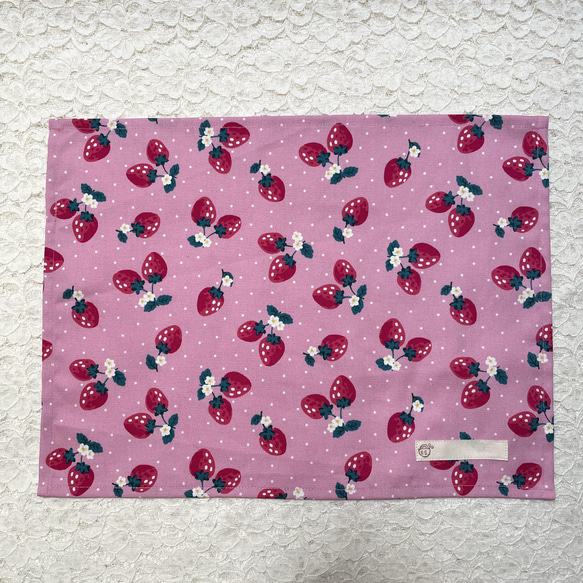 ネームタグ付き ランチョンマット♡いちご その他入園グッズ YUKI 通販 13143386｜Creema(クリーマ)