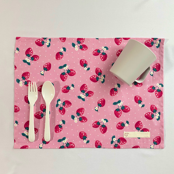 ネームタグ付き ランチョンマット♡いちご その他入園グッズ YUKI 通販 13143386｜Creema(クリーマ)