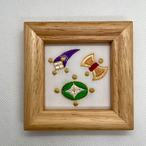 吉祥文様 宝尽くし 刺繍フレーム 絹糸と金糸の日本刺繍 壁飾り 吉祥文様 宝尽くし 刺繍フレーム 絹糸と金糸の日本刺繍 壁飾り