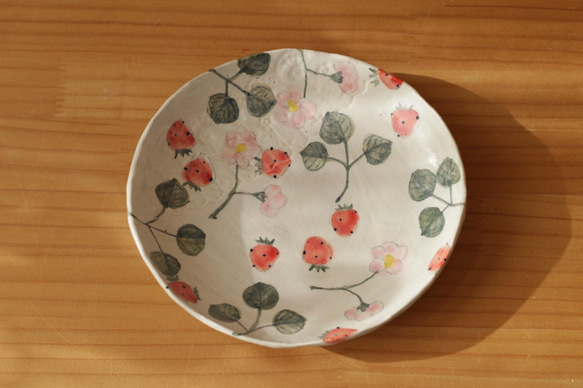 粉引きイチゴとイチゴのお花のお皿。 中皿 やまぐちあさこ。 通販｜Creema(クリーマ)