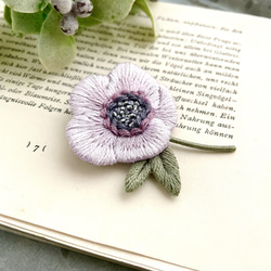 [受注制作]クリスマスローズの刺繍ブローチb＊薄紫 ブローチ capriccio 通販 13219136｜Creema(クリーマ)