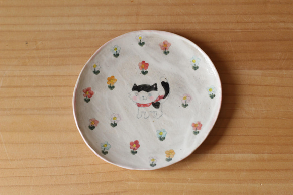 粉引きベビーねこちゃんとカラフル小花のお皿。 中皿 やまぐちあさこ。 通販｜Creema(クリーマ)