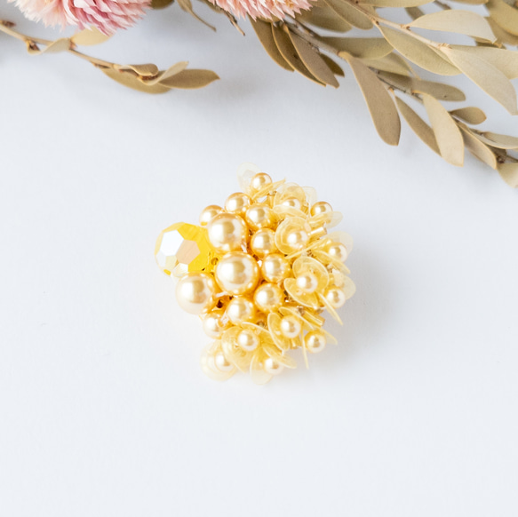 春色新作2022 クリスタルパールとスパンコールのタンポポモチーフ ブローチ イエローオパールシマー×ゴールド ブローチ E.PEPECHAN ...