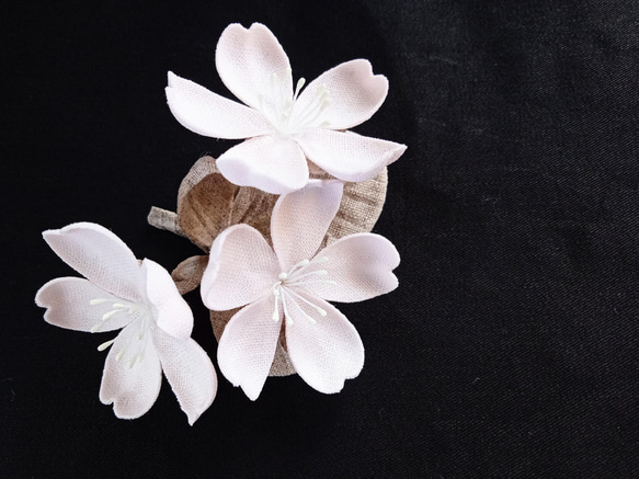 コットンリネンのミニコサージュ＊さくら7.0cm（パウダーピンク/亜麻色） コサージュ カリン＊ 通販｜Creema(クリーマ) 13230371