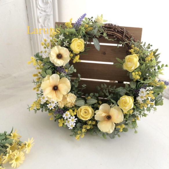 春を告げるミモザリース 大きめラナンキュラスとミモザ38㎝〜39㎝直径 マトリカリアとたっぷりユーカリ リース Laruns 通販 ...