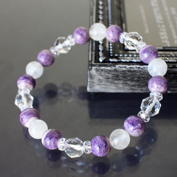 チャロアイトとムーンストーンとスターラウンドカット水晶の紫系の上品な天然石ブレスレット ブレスレット 黒騎士 通販｜Creema(クリーマ ...