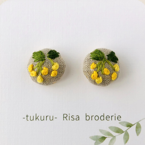 ミモザ刺繍ピアス 直径15mm ミモザハンドメイド2023 イヤリング・ノンホールピアス tukuru-Risa-broderie 通販 13245623｜Creema(クリーマ)