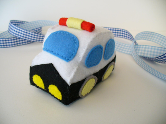 [受注製作]フェルトのミニカー ＊パトカー 働く車・緊急車両 おもちゃ・人形 ＊＊うさうさ＊＊ 通販 13251322｜Creema(クリーマ)