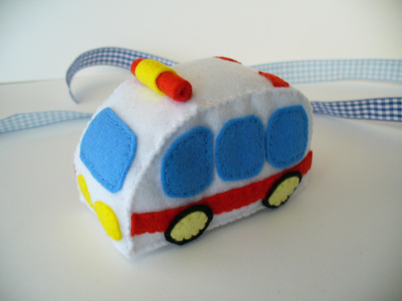 [受注製作]フェルトのミニカー ＊救急車 働く車・緊急車両 おもちゃ・人形 ＊＊うさうさ＊＊ 通販 13251428｜Creema(クリーマ)
