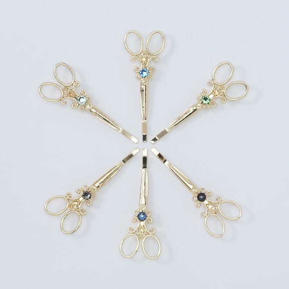 ゴールドのハサミとスワロフスキーのヘアピン 寒色系 ヘアピン びんぞこ 通販 13265472｜Creema(クリーマ)