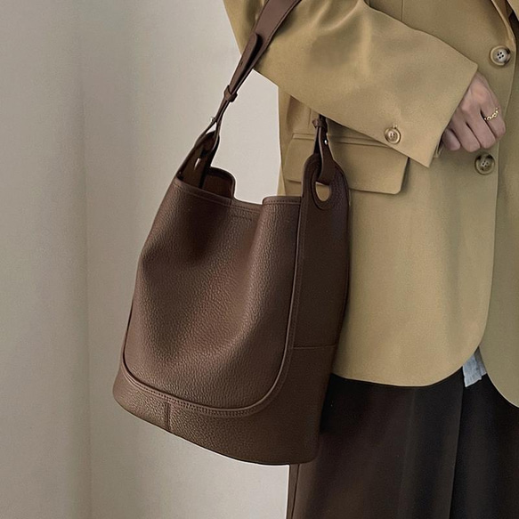 牛革のバケツトート_ダークブラウン バケツバッグ Iris 通販 13266390｜Creema(クリーマ)