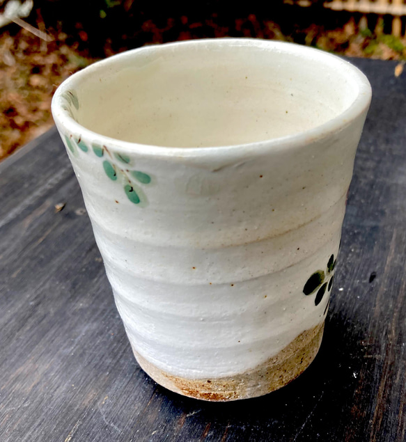 粉引き、れんげ柄湯呑み 湯呑み じゅん陶房 通販 13279644｜Creema(クリーマ)