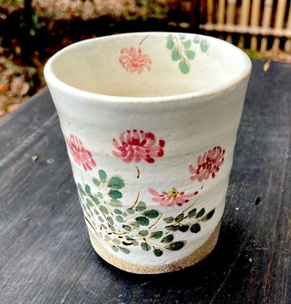 粉引き、れんげ柄湯呑み 湯呑み じゅん陶房 通販 13279644｜Creema(クリーマ)