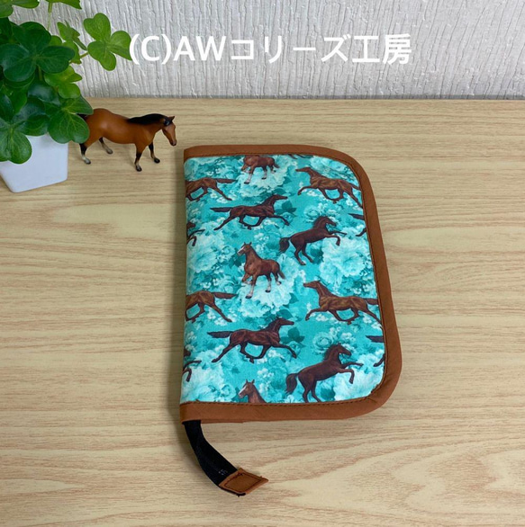 走る馬達とブルーグリーンの薔薇の柄の輸入生地で作ったお薬手帳や通帳が入る カード入れ付きマルチケース（ファスナーで開 その他ケース エア ...