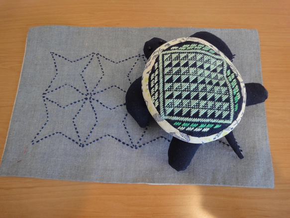 こぎんを背負った亀 (模様 青系）(胴体 紺色） ぬいぐるみ natsuco 通販 13327278｜Creema(クリーマ)