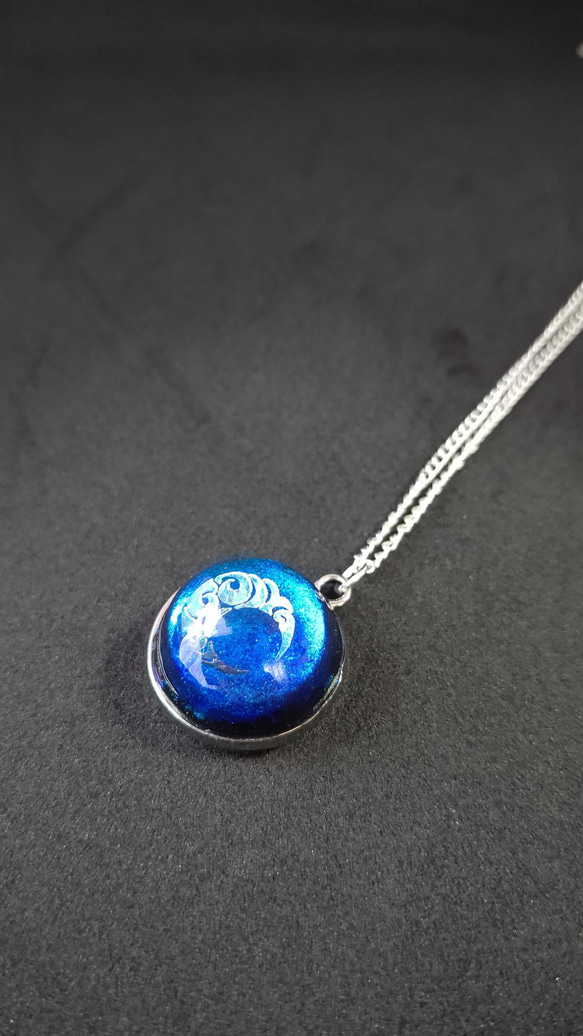 月が浮かぶブルーの宇宙が輝くドーム型ネックレス ネックレス・ペンダント ふうちゃん 通販｜Creema(クリーマ) 13330766