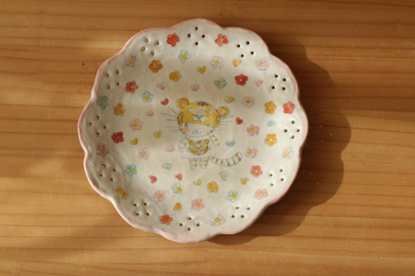粉引きスカラップレースカラフルお花と虎の威を借る子ねこのプレート。 中皿 やまぐちあさこ。 通販｜Creema(クリーマ) 13331034