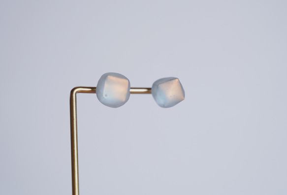 【2023 S/Sアクセサリー】マット·オーロラ·キューブ·ピアス アレルギー対応・透明感・チタンスタッド・ ピアス（スタッド・一粒） un ...