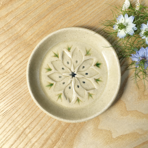陶器の花小皿【ニゲラ】透明02(小) 小皿 A.umi｛陶器｝ 通販｜Creema(クリーマ) 13372260
