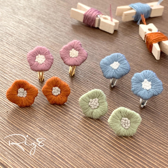 小ぶりなお花の刺繍〚ナチュラル〛ピアス/樹脂/イヤリング ピアス（スタッド・一粒） Riz8 通販 13400047｜Creema(クリーマ)