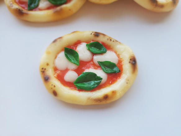 「マルゲリータ」バジルとモッツアレラ美味しそうに仕上がりました。 その他アクセサリー つかさサンプル 通販 13408450｜Creema(クリーマ)