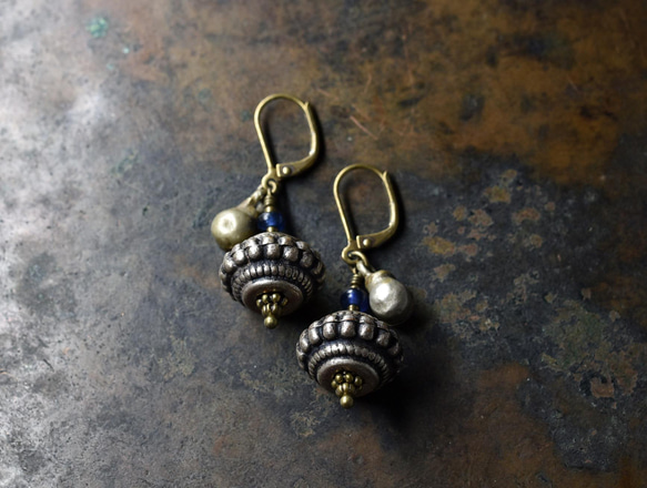 インドメタルビーズとブルーアンティークビーズ、民族鈴のピアス ピアス（フック・チェーン） ais... 通販 13408708｜Creema ...