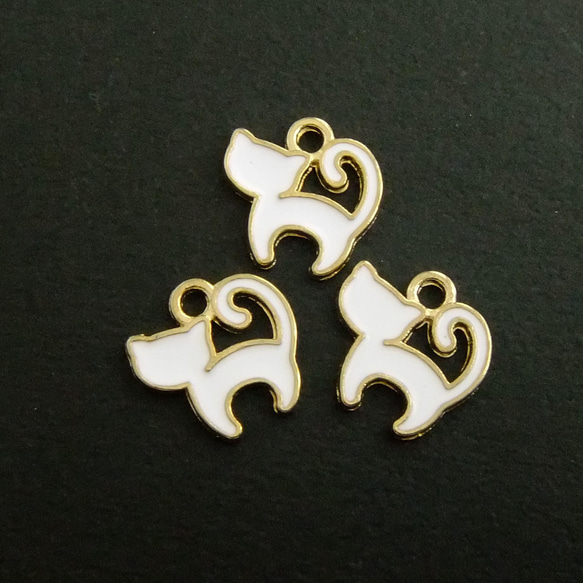 4個・子ネコのチャーム・エナメルチャーム・白・猫・22011431 チャーム 四季彩の森 通販 13429497｜Creema(クリーマ)