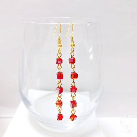 ガラスキューブのロングピアス 赤系 ピアス（フック・チェーン） きよか♡ 通販｜Creema(クリーマ) 13440290