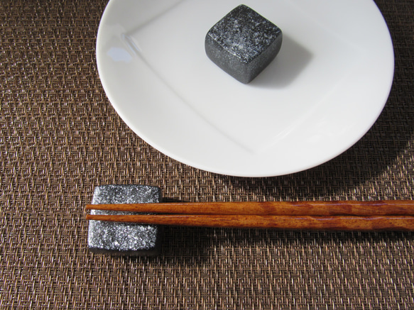 甘味きぶんキューブ＜黒糖こげ茶＞＊レジン製の箸置き＊ 箸・箸置き はしおきかい? 通販｜Creema(クリーマ) 13461240