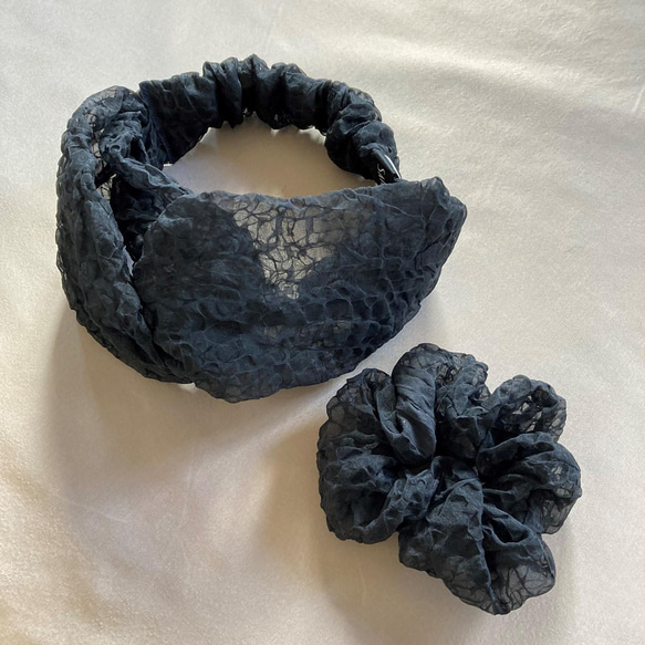 【再販】シルクオーガンジーのシュシュ 〈AWA柄・ダークグレー〉 モードな川俣シルク 広がらない髪 印象的な後ろ姿 シュシュ ...