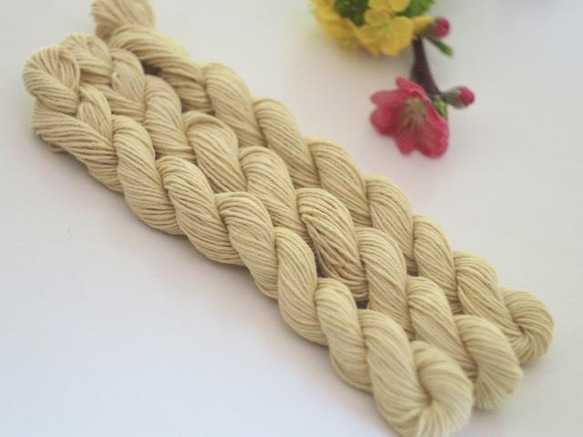 草木染め糸 こぎん刺し 菱刺し 槐 クリーム色 綿 コットン 糸・ミシン糸 おりーぶ 通販 13499082｜Creema(クリーマ)